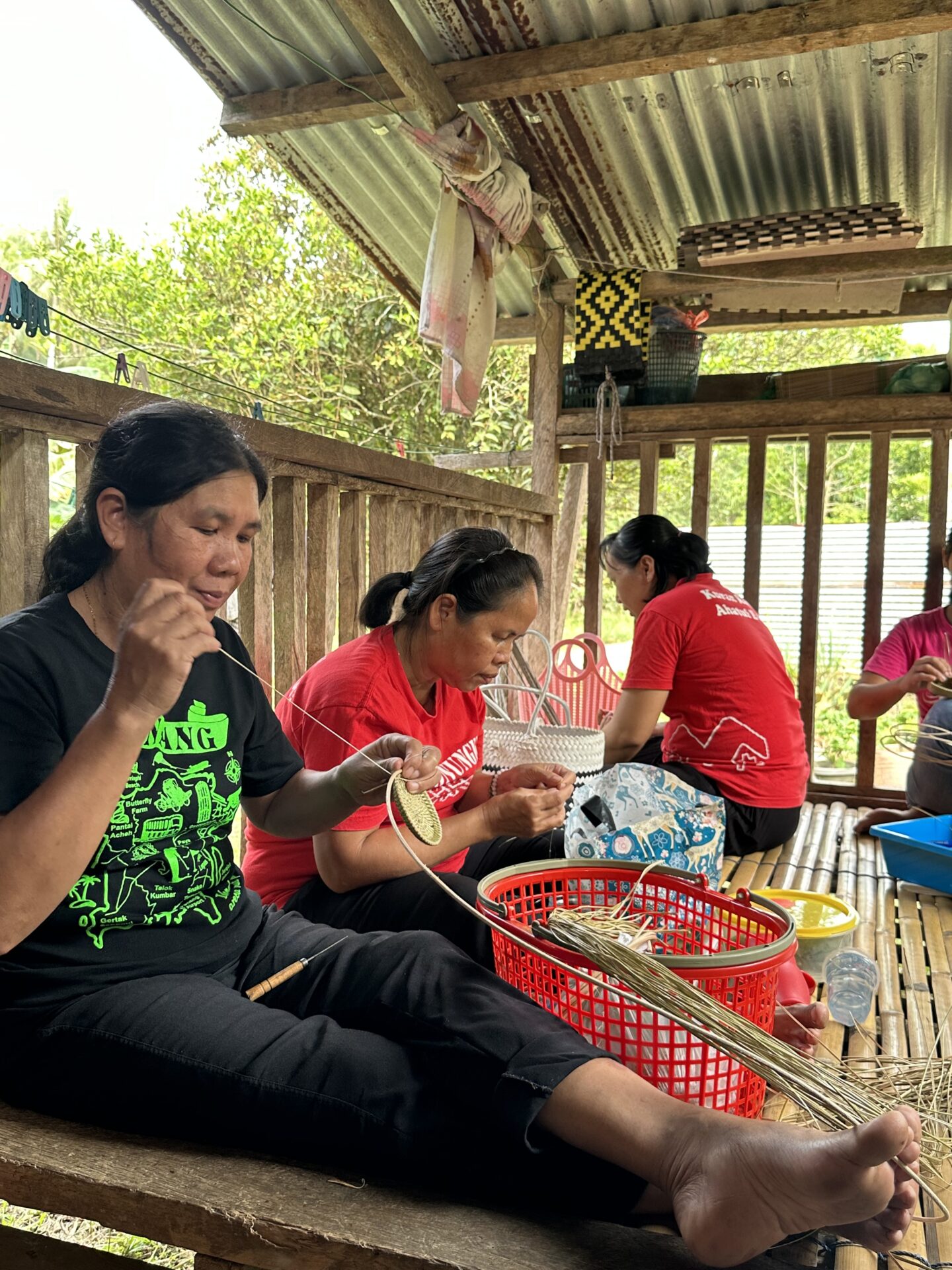 伝統工芸が日常にある少数民族の村を訪ねて – WAU